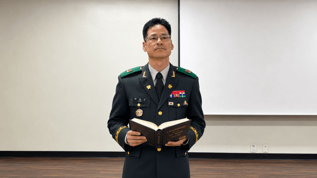 ‘한 손에 총, 한 손에 책’을 삶으로 실천하다…기부리딩 기부리더 이천수 원사